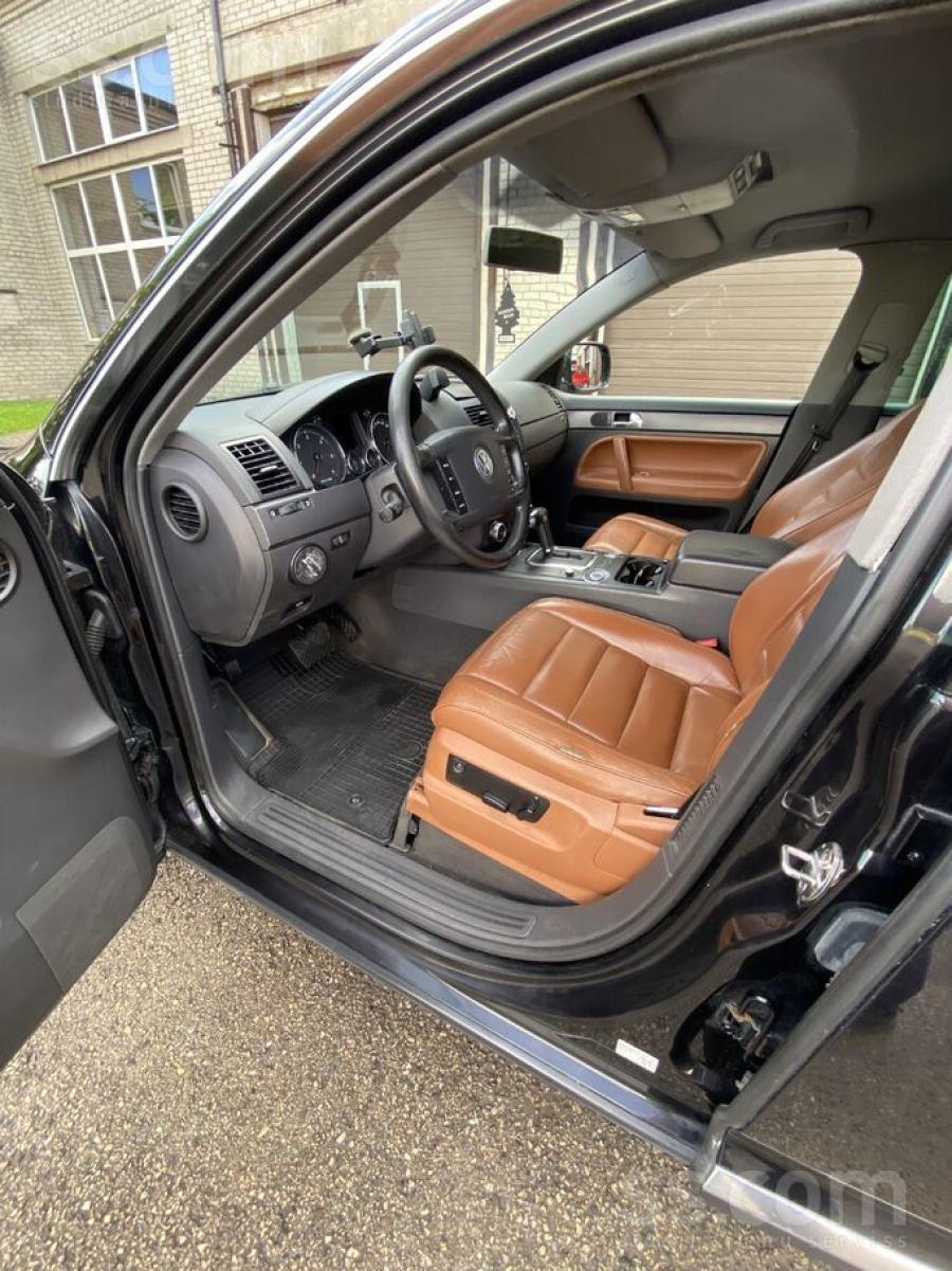 Black Volkswagen Touareg 2004 in Bauska, with an engine capacity of 2.50 L and mileage of 330 thousand km for 2500 €, photo 9 on AUTOMOTO.COM.LV