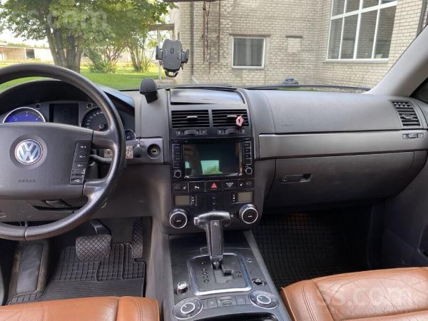 Black Volkswagen Touareg 2004 in Bauska, with an engine capacity of 2.50 L and mileage of 330 thousand km for 2500 €, photo 11 on AUTOMOTO.COM.LV