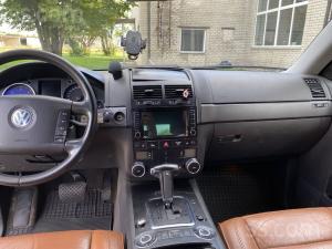 Black Volkswagen Touareg 2004 in Bauska, with an engine capacity of 2.50 L and mileage of 330 thousand km for 2500 €, photo 11 on AUTOMOTO.COM.LV
