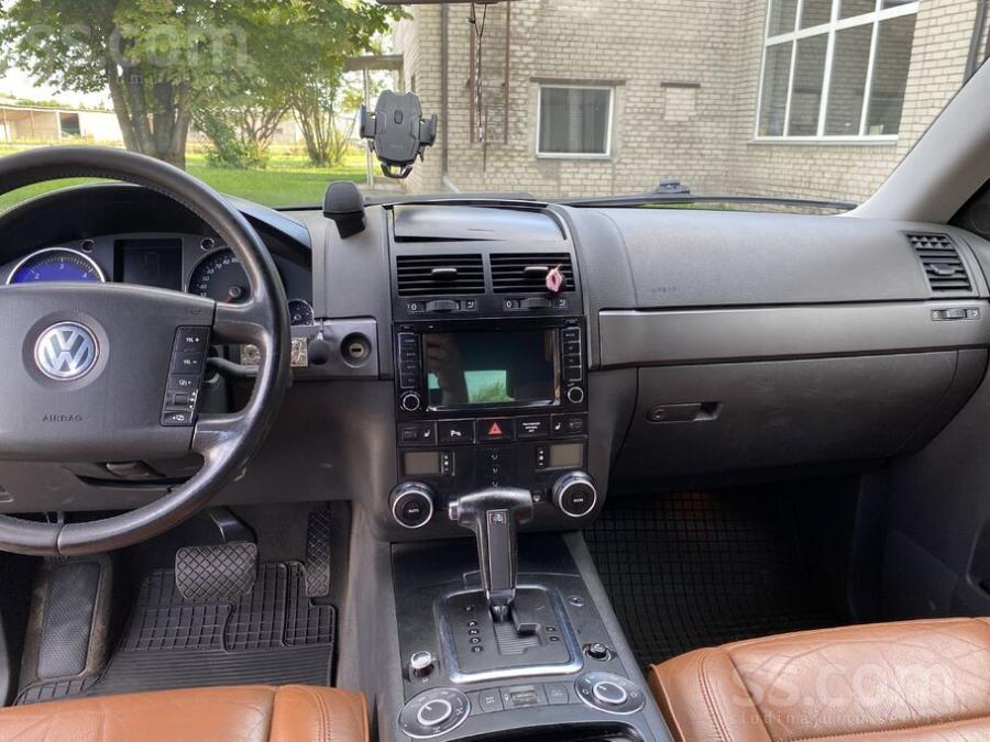 Black Volkswagen Touareg 2004 in Bauska, with an engine capacity of 2.50 L and mileage of 330 thousand km for 2500 €, photo 11 on AUTOMOTO.COM.LV