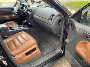 Black Volkswagen Touareg 2004 in Bauska, with an engine capacity of 2.50 L and mileage of 330 thousand km for 2500 €, photo 12 on AUTOMOTO.COM.LV