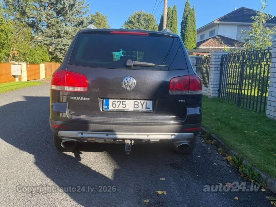 Black Volkswagen Touareg 2004 in Tallinn, with an engine capacity of 2.50 L and mileage of 360 thousand km for 1990 €, photo 3 on AUTOMOTO.COM.LV