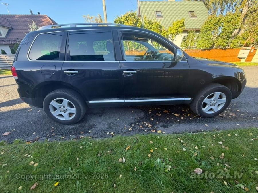 Black Volkswagen Touareg 2004 in Tallinn, with an engine capacity of 2.50 L and mileage of 360 thousand km for 1990 €, photo 4 on AUTOMOTO.COM.LV