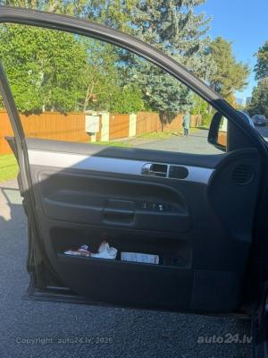Black Volkswagen Touareg 2004 in Tallinn, with an engine capacity of 2.50 L and mileage of 360 thousand km for 1990 €, photo 5 on AUTOMOTO.COM.LV