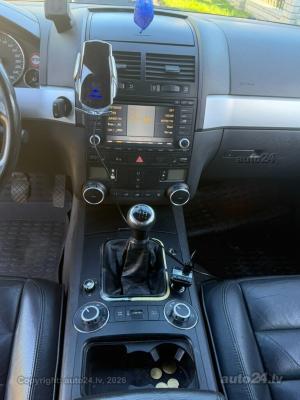 Black Volkswagen Touareg 2004 in Tallinn, with an engine capacity of 2.50 L and mileage of 360 thousand km for 1990 €, photo 6 on AUTOMOTO.COM.LV