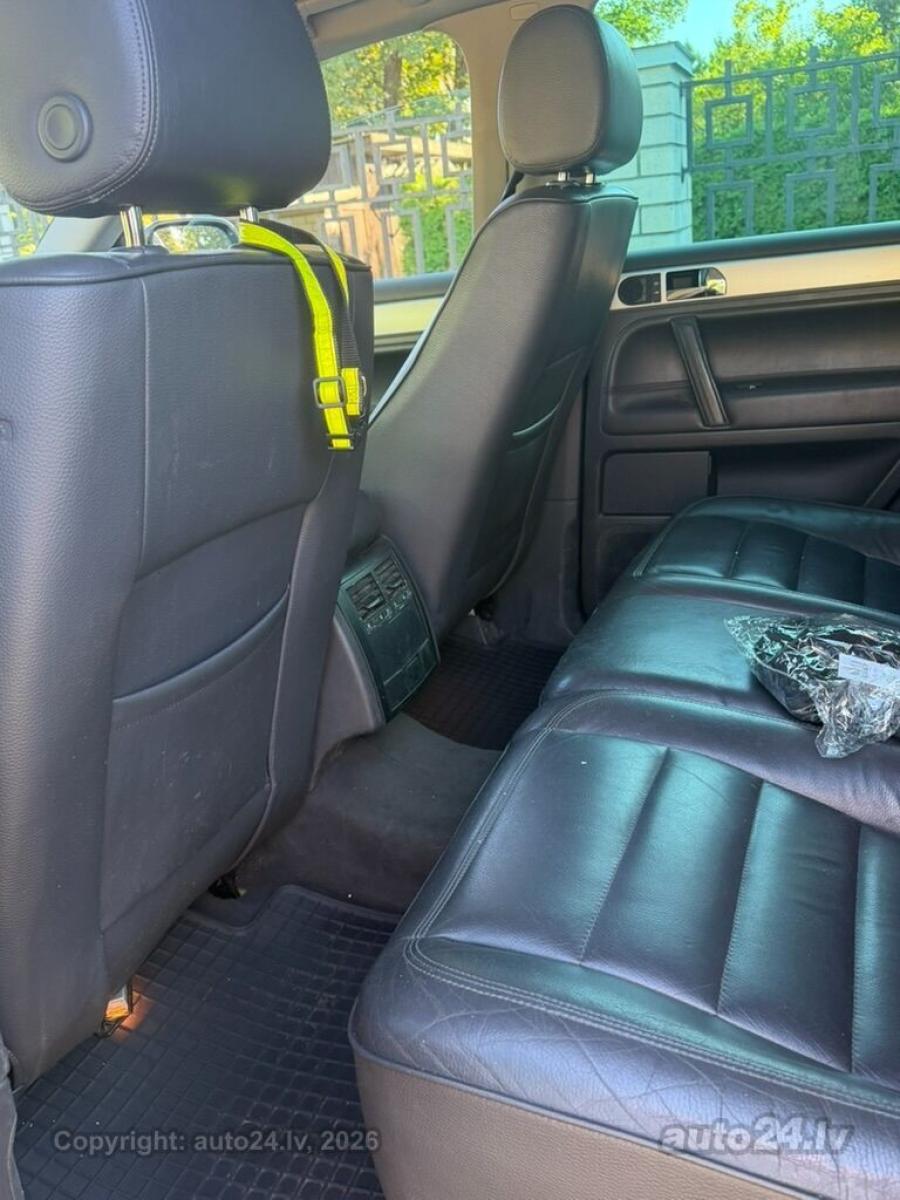 Black Volkswagen Touareg 2004 in Tallinn, with an engine capacity of 2.50 L and mileage of 360 thousand km for 1990 €, photo 8 on AUTOMOTO.COM.LV