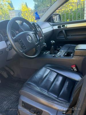 Black Volkswagen Touareg 2004 in Tallinn, with an engine capacity of 2.50 L and mileage of 360 thousand km for 1990 €, photo 11 on AUTOMOTO.COM.LV