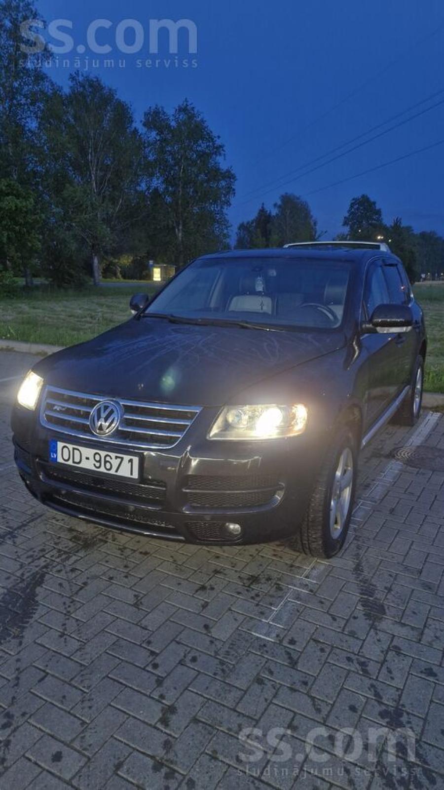 Black Volkswagen Touareg 2005 in Riga, with an engine capacity of 3.00 L and mileage of 300 thousand km for 5000 €, photo 1 on AUTOMOTO.COM.LV