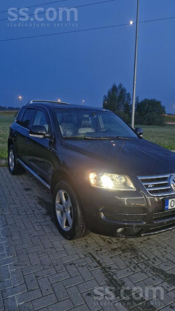 Black Volkswagen Touareg 2005 in Riga, with an engine capacity of 3.00 L and mileage of 300 thousand km for 5000 €, photo 2 on AUTOMOTO.COM.LV