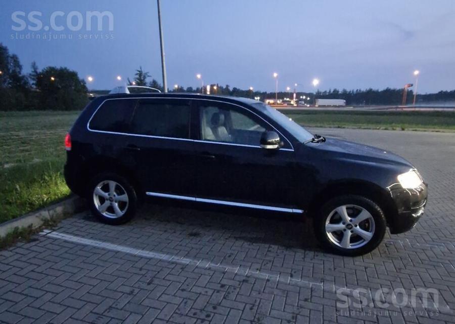 Black Volkswagen Touareg 2005 in Riga, with an engine capacity of 3.00 L and mileage of 300 thousand km for 5000 €, photo 3 on AUTOMOTO.COM.LV
