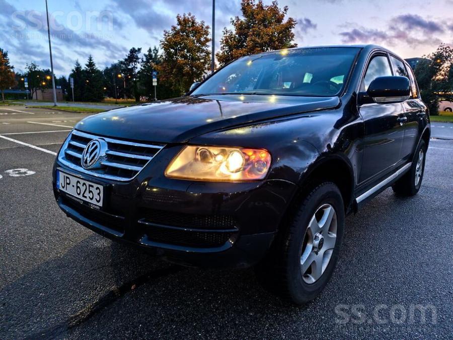 Black Volkswagen Touareg 2005 in Riga, with an engine capacity of 2.50 L and mileage of 335 thousand km for 2199 €, photo 1 on AUTOMOTO.COM.LV