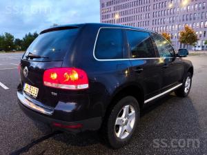 Black Volkswagen Touareg 2005 in Riga, with an engine capacity of 2.50 L and mileage of 335 thousand km for 2199 €, photo 3 on AUTOMOTO.COM.LV