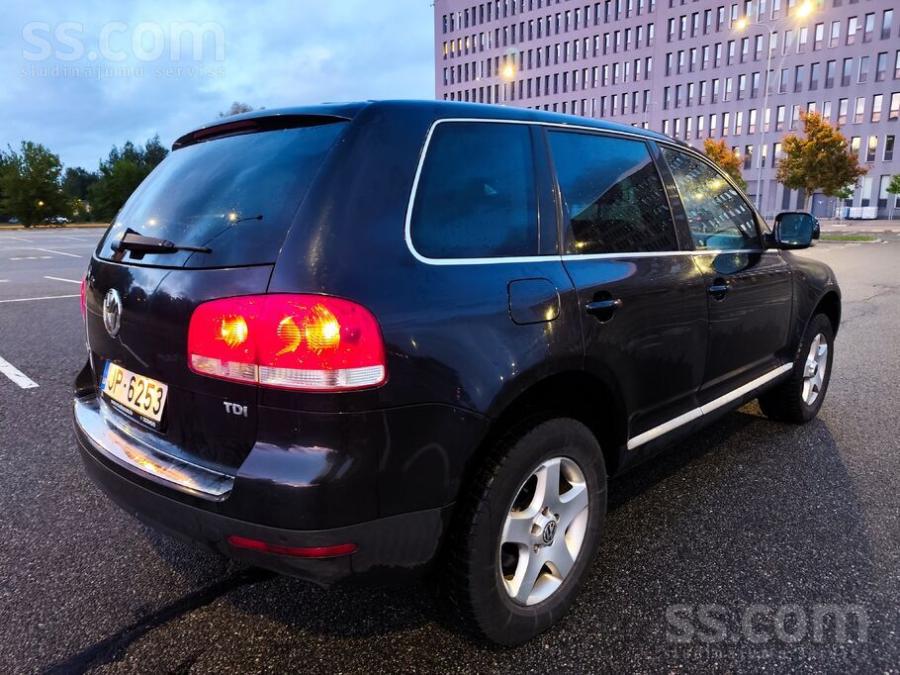 Black Volkswagen Touareg 2005 in Riga, with an engine capacity of 2.50 L and mileage of 335 thousand km for 2199 €, photo 3 on AUTOMOTO.COM.LV
