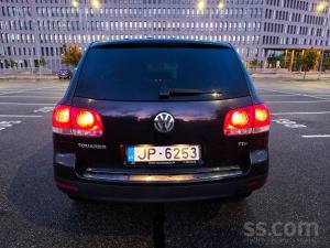 Black Volkswagen Touareg 2005 in Riga, with an engine capacity of 2.50 L and mileage of 335 thousand km for 2199 €, photo 5 on AUTOMOTO.COM.LV