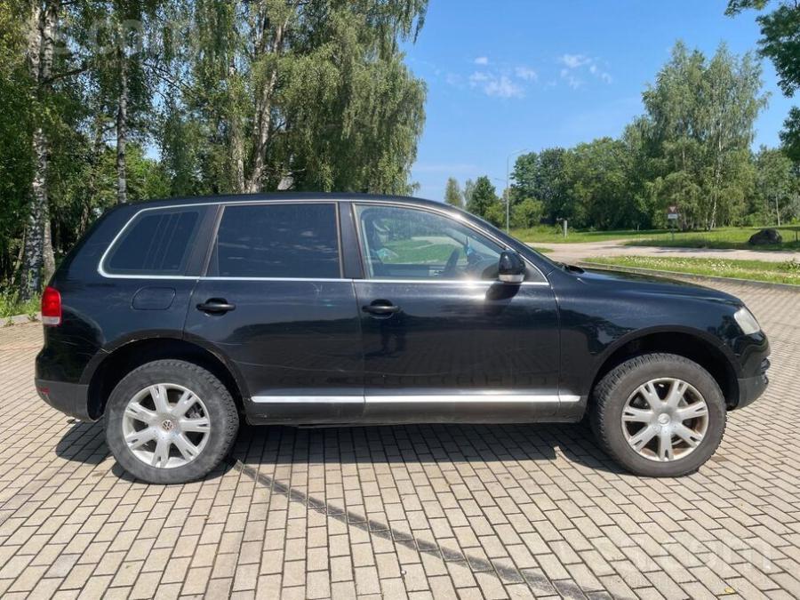 Black Volkswagen Touareg 2005 in Rezekne, with an engine capacity of 3.00 L and mileage of 368 thousand km for 3300 €, photo 1 on AUTOMOTO.COM.LV