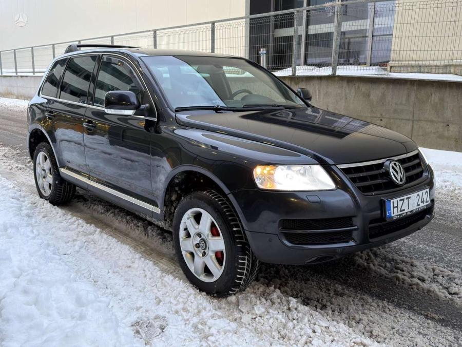 Melns Volkswagen Touareg 2005 Viļņa, ar dzinēja tilpumu 2.97 L un nobraukumu 402 tūkst. km par 3450 €, foto 1 vietnē AUTOMOTO.COM.LV
