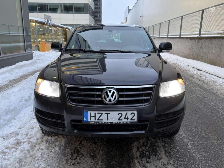 Melns Volkswagen Touareg 2005 Viļņa, ar dzinēja tilpumu 2.97 L un nobraukumu 402 tūkst. km par 3450 €, foto 2 vietnē AUTOMOTO.COM.LV