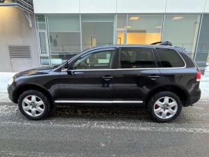 Melns Volkswagen Touareg 2005 Viļņa, ar dzinēja tilpumu 2.97 L un nobraukumu 402 tūkst. km par 3450 €, foto 4 vietnē AUTOMOTO.COM.LV