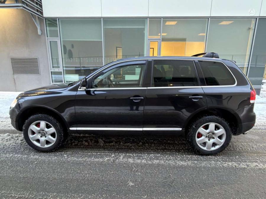 Melns Volkswagen Touareg 2005 Viļņa, ar dzinēja tilpumu 2.97 L un nobraukumu 402 tūkst. km par 3450 €, foto 4 vietnē AUTOMOTO.COM.LV