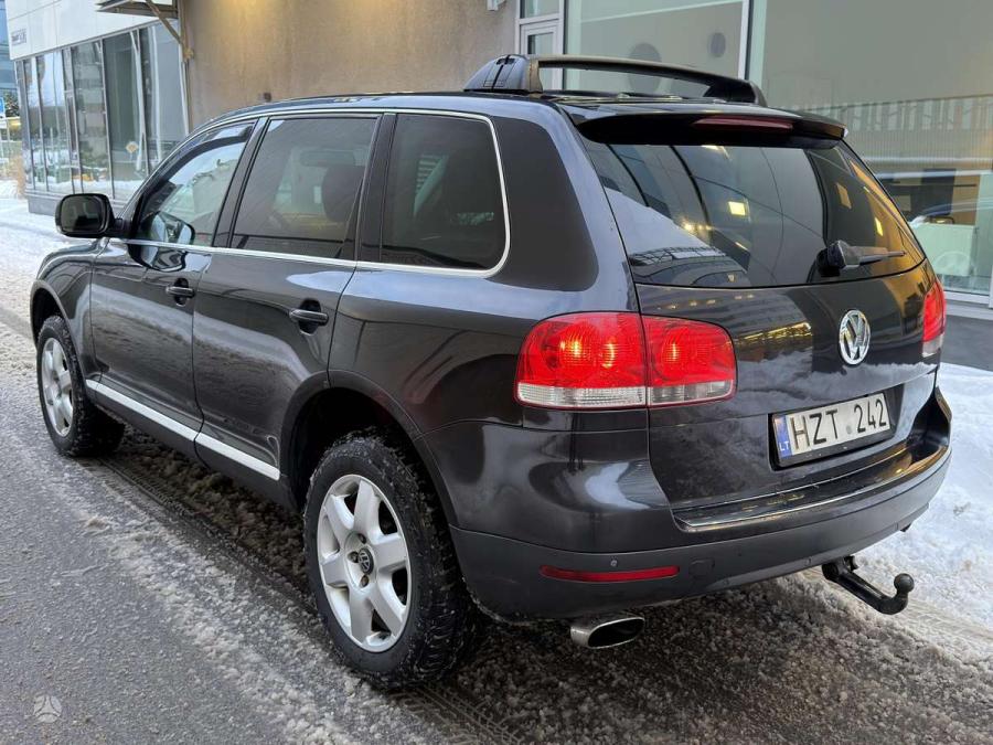 Melns Volkswagen Touareg 2005 Viļņa, ar dzinēja tilpumu 2.97 L un nobraukumu 402 tūkst. km par 3450 €, foto 5 vietnē AUTOMOTO.COM.LV
