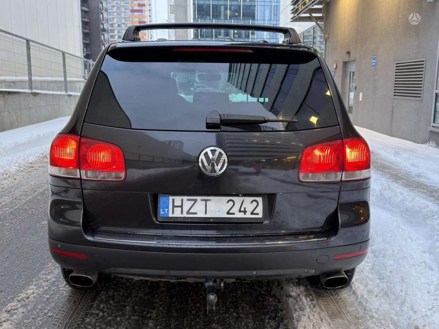 Melns Volkswagen Touareg 2005 Viļņa, ar dzinēja tilpumu 2.97 L un nobraukumu 402 tūkst. km par 3450 €, foto 6 vietnē AUTOMOTO.COM.LV