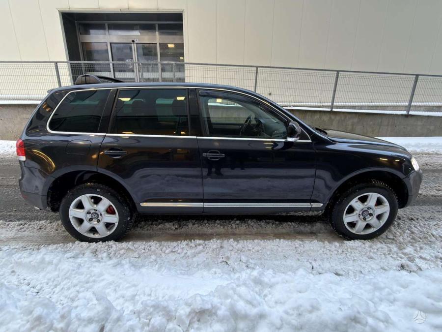 Melns Volkswagen Touareg 2005 Viļņa, ar dzinēja tilpumu 2.97 L un nobraukumu 402 tūkst. km par 3450 €, foto 8 vietnē AUTOMOTO.COM.LV
