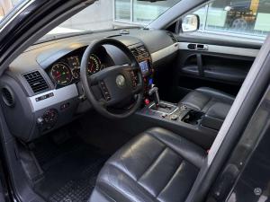 Melns Volkswagen Touareg 2005 Viļņa, ar dzinēja tilpumu 2.97 L un nobraukumu 402 tūkst. km par 3450 €, foto 11 vietnē AUTOMOTO.COM.LV