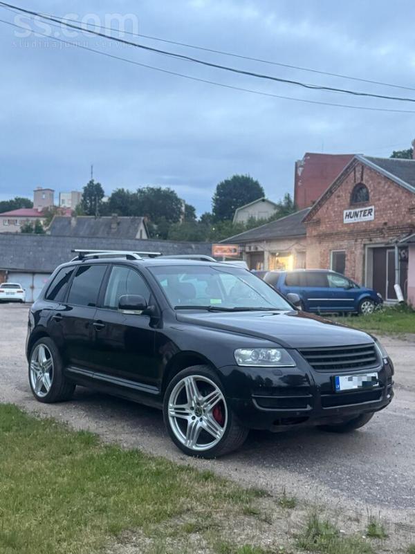 Black Volkswagen Touareg 2005 in Rezekne, with an engine capacity of 3.00 L and mileage of 308 thousand km for 3350 €, photo 1 on AUTOMOTO.COM.LV