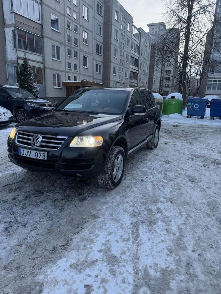 Black Volkswagen Touareg 2005 in Kaunas, with an engine capacity of 2.46 L and mileage of 288 thousand km for 4200 €, photo 1 on AUTOMOTO.COM.LV