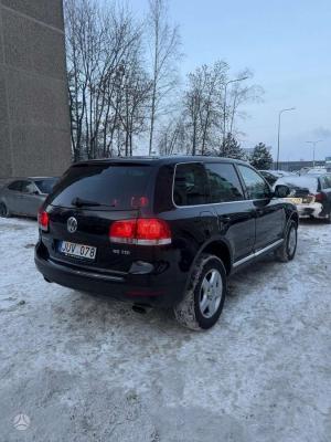 Black Volkswagen Touareg 2005 in Kaunas, with an engine capacity of 2.46 L and mileage of 288 thousand km for 4200 €, photo 3 on AUTOMOTO.COM.LV