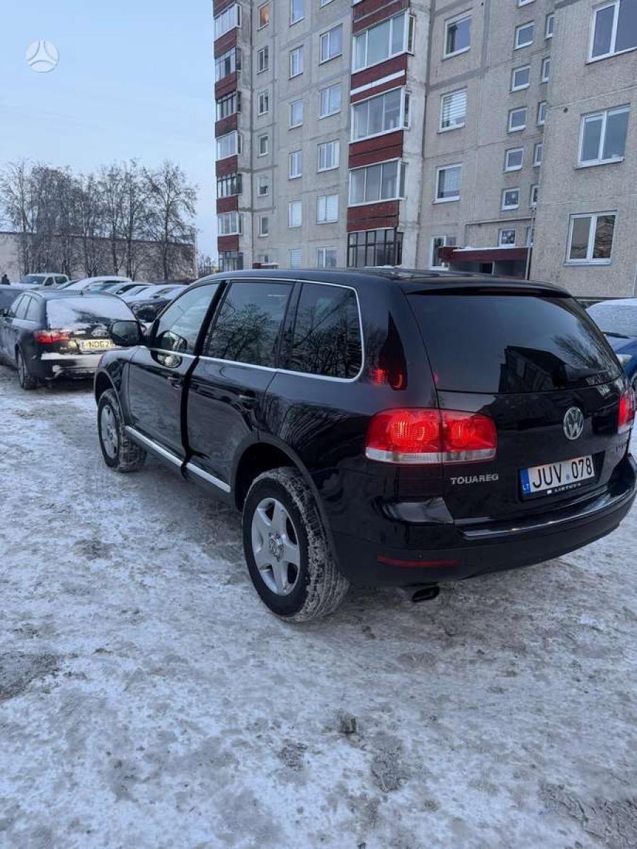 Black Volkswagen Touareg 2005 in Kaunas, with an engine capacity of 2.46 L and mileage of 288 thousand km for 4200 €, photo 4 on AUTOMOTO.COM.LV