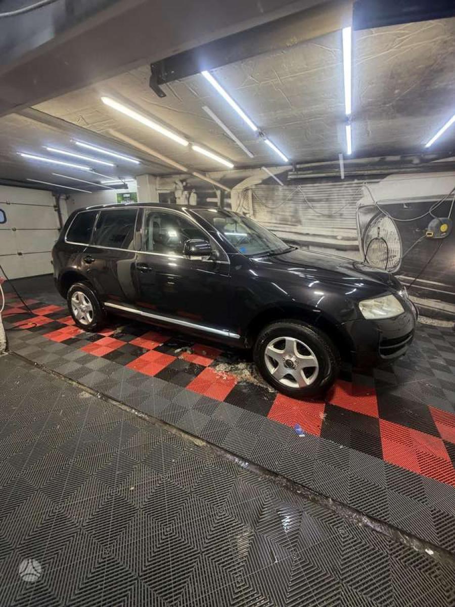 Black Volkswagen Touareg 2005 in Kaunas, with an engine capacity of 2.46 L and mileage of 288 thousand km for 4200 €, photo 5 on AUTOMOTO.COM.LV
