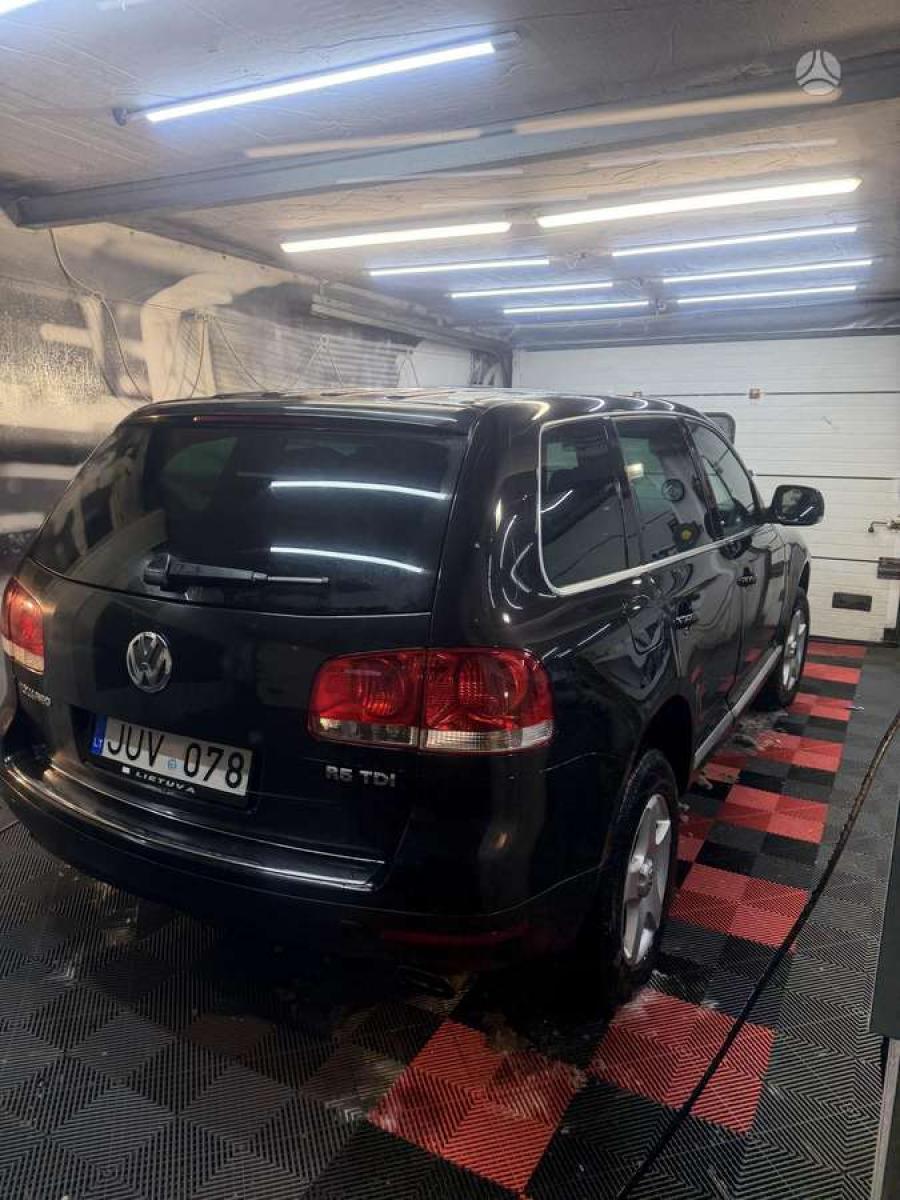 Black Volkswagen Touareg 2005 in Kaunas, with an engine capacity of 2.46 L and mileage of 288 thousand km for 4200 €, photo 6 on AUTOMOTO.COM.LV