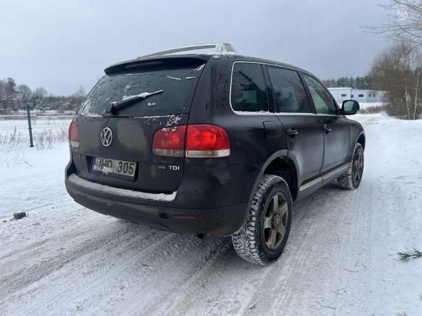 Melns Volkswagen Touareg 2005 Viļņa, ar dzinēja tilpumu 2.97 L un nobraukumu 419 tūkst. km par 2650 €, foto 10 vietnē AUTOMOTO.COM.LV