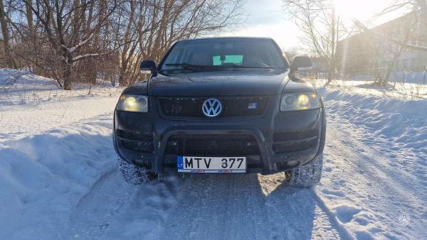 Melns Volkswagen Touareg 2005 Šauļi, ar dzinēja tilpumu 2.46 L un nobraukumu 321 tūkst. km par 3900 €, foto 1 vietnē AUTOMOTO.COM.LV