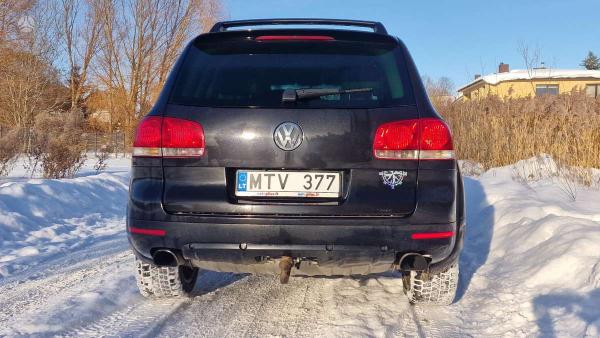 Melns Volkswagen Touareg 2005 Šauļi, ar dzinēja tilpumu 2.46 L un nobraukumu 321 tūkst. km par 3900 €, foto 2 vietnē AUTOMOTO.COM.LV