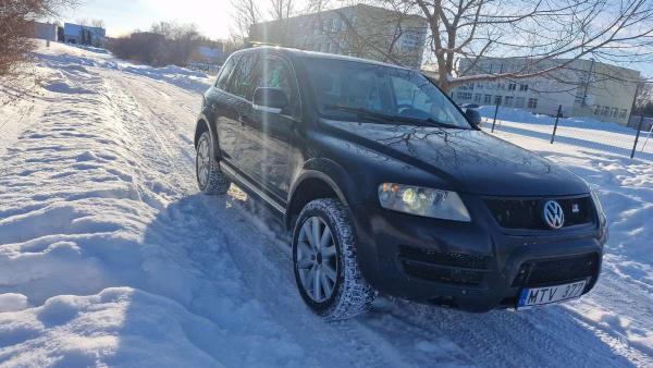 Melns Volkswagen Touareg 2005 Šauļi, ar dzinēja tilpumu 2.46 L un nobraukumu 321 tūkst. km par 3900 €, foto 4 vietnē AUTOMOTO.COM.LV