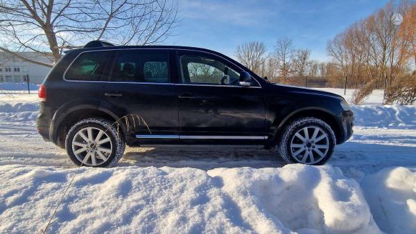 Melns Volkswagen Touareg 2005 Šauļi, ar dzinēja tilpumu 2.46 L un nobraukumu 321 tūkst. km par 3900 €, foto 6 vietnē AUTOMOTO.COM.LV