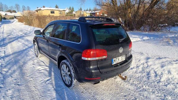 Melns Volkswagen Touareg 2005 Šauļi, ar dzinēja tilpumu 2.46 L un nobraukumu 321 tūkst. km par 3900 €, foto 8 vietnē AUTOMOTO.COM.LV