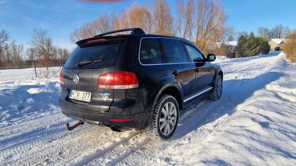 Melns Volkswagen Touareg 2005 Šauļi, ar dzinēja tilpumu 2.46 L un nobraukumu 321 tūkst. km par 3900 €, foto 9 vietnē AUTOMOTO.COM.LV