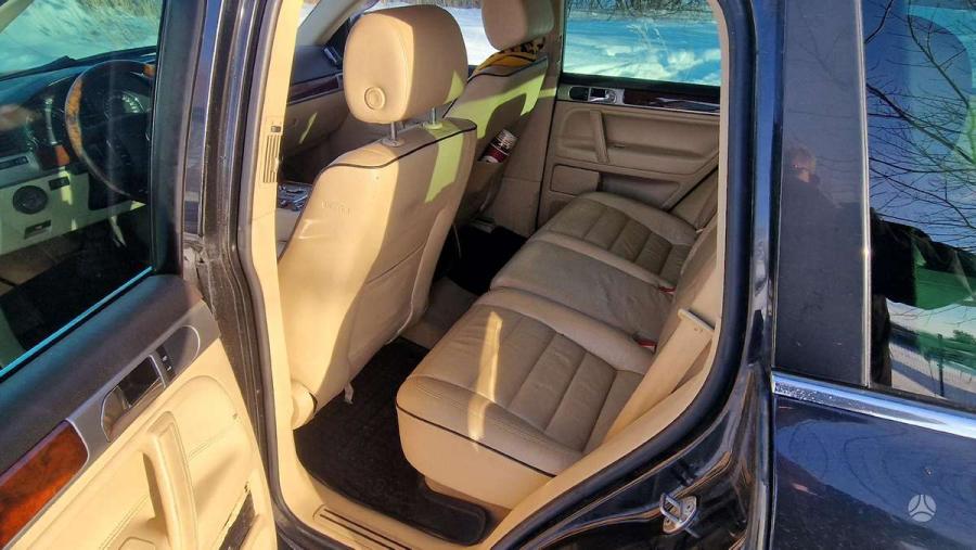 Черный Фольксваген Туарег 2005 в Шяуляй, объемом двигателя 2.46 л и пробегом 321 тыс. км за 3900 €, фото 14 на AUTOMOTO.COM.LV