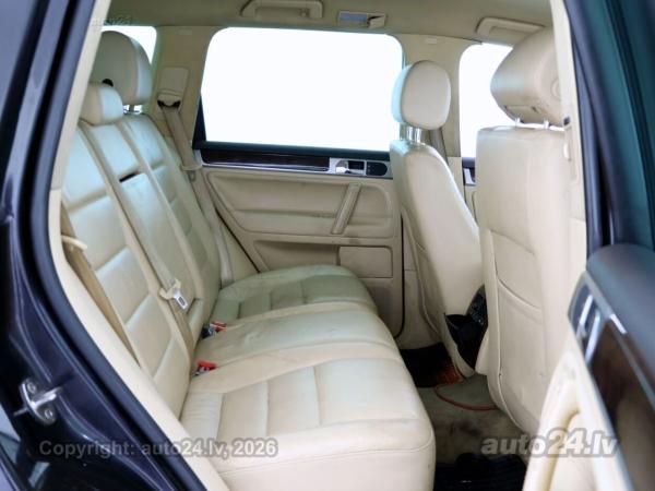 Melns Volkswagen Touareg 2005 Tallina, ar dzinēja tilpumu 2.50 L un nobraukumu 325 tūkst. km par 2499 €, foto 7 vietnē AUTOMOTO.COM.LV