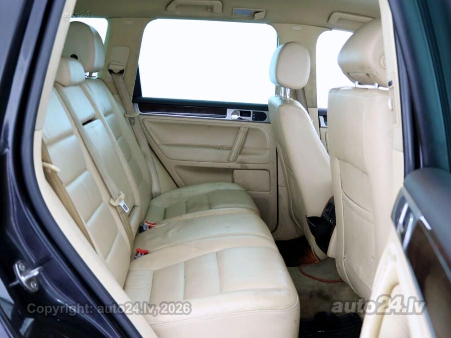 Melns Volkswagen Touareg 2005 Tallina, ar dzinēja tilpumu 2.50 L un nobraukumu 325 tūkst. km par 2499 €, foto 7 vietnē AUTOMOTO.COM.LV