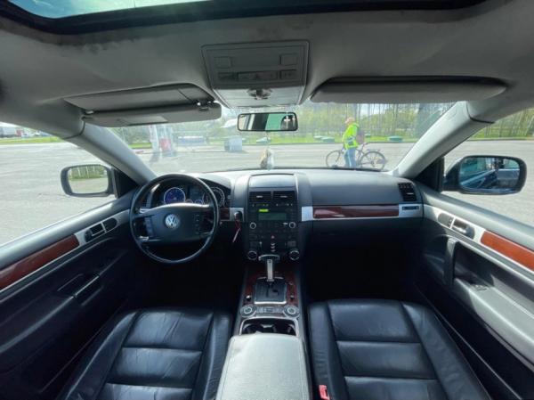 Black Volkswagen Touareg 2005 in Riga, with an engine capacity of 3.00 L and mileage of 0 thousand km for 4900 €, photo 6 on AUTOMOTO.COM.LV