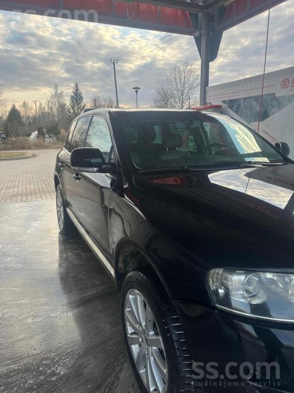Melns Volkswagen Touareg 2005 Ogre, ar dzinēja tilpumu 3.00 L un nobraukumu 418 tūkst. km par 3000 €, foto 1 vietnē AUTOMOTO.COM.LV