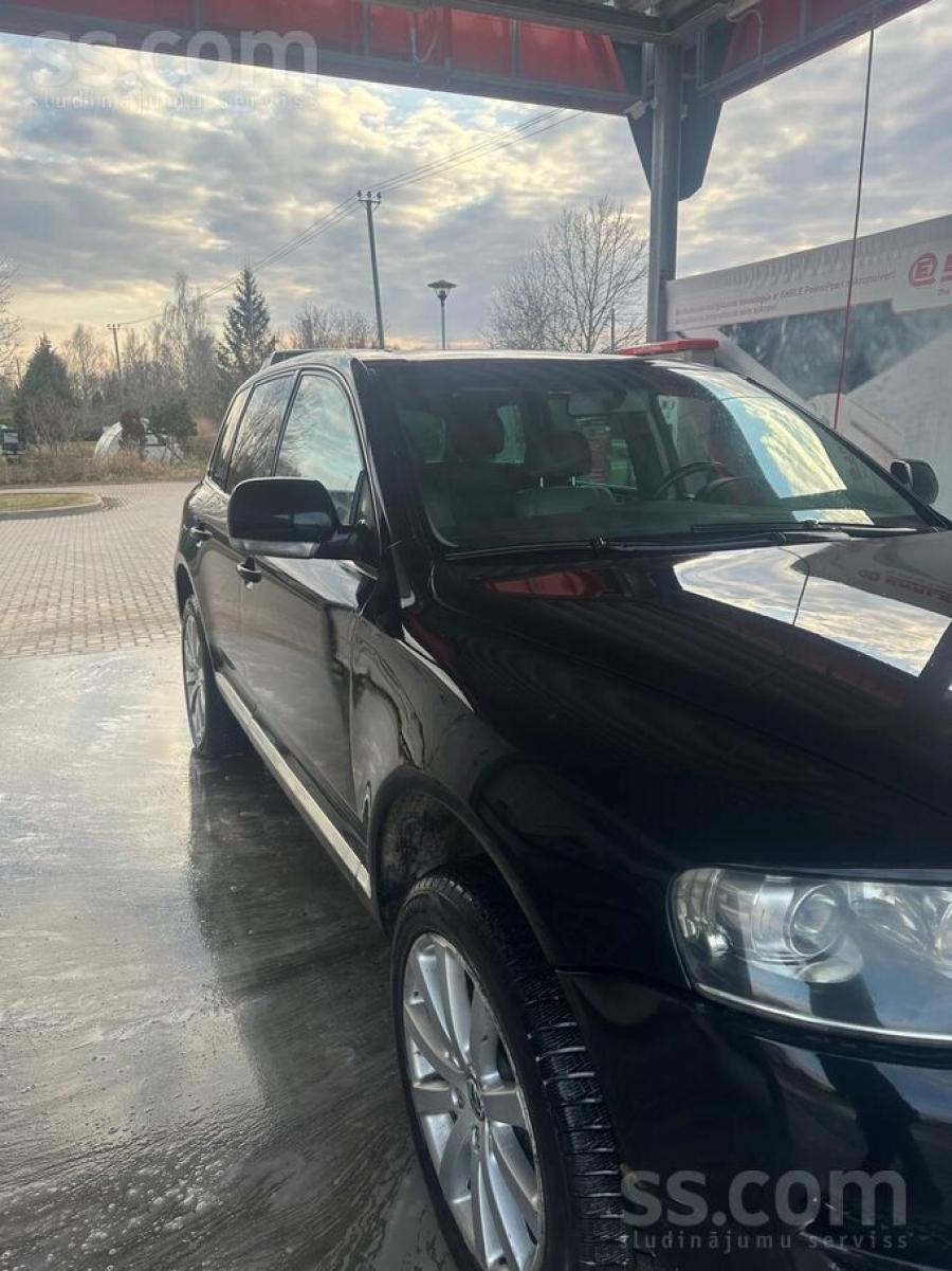 Melns Volkswagen Touareg 2005 Ogre, ar dzinēja tilpumu 3.00 L un nobraukumu 418 tūkst. km par 3000 €, foto 1 vietnē AUTOMOTO.COM.LV