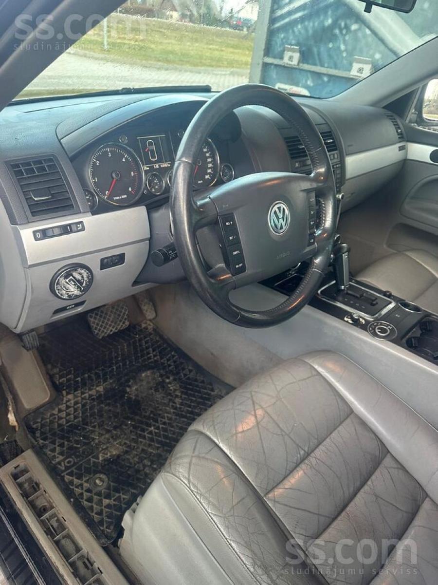 Melns Volkswagen Touareg 2005 Ogre, ar dzinēja tilpumu 3.00 L un nobraukumu 418 tūkst. km par 3000 €, foto 4 vietnē AUTOMOTO.COM.LV