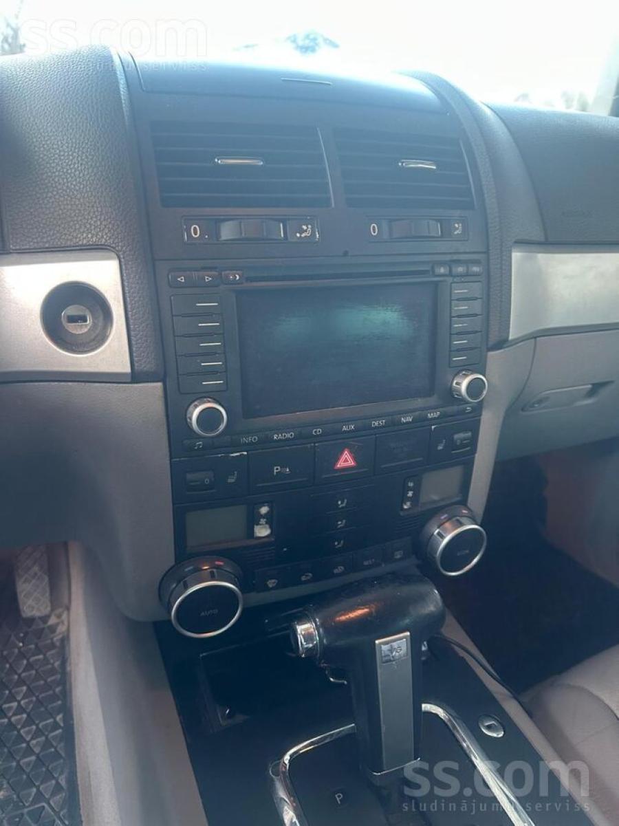 Melns Volkswagen Touareg 2005 Ogre, ar dzinēja tilpumu 3.00 L un nobraukumu 418 tūkst. km par 3000 €, foto 7 vietnē AUTOMOTO.COM.LV