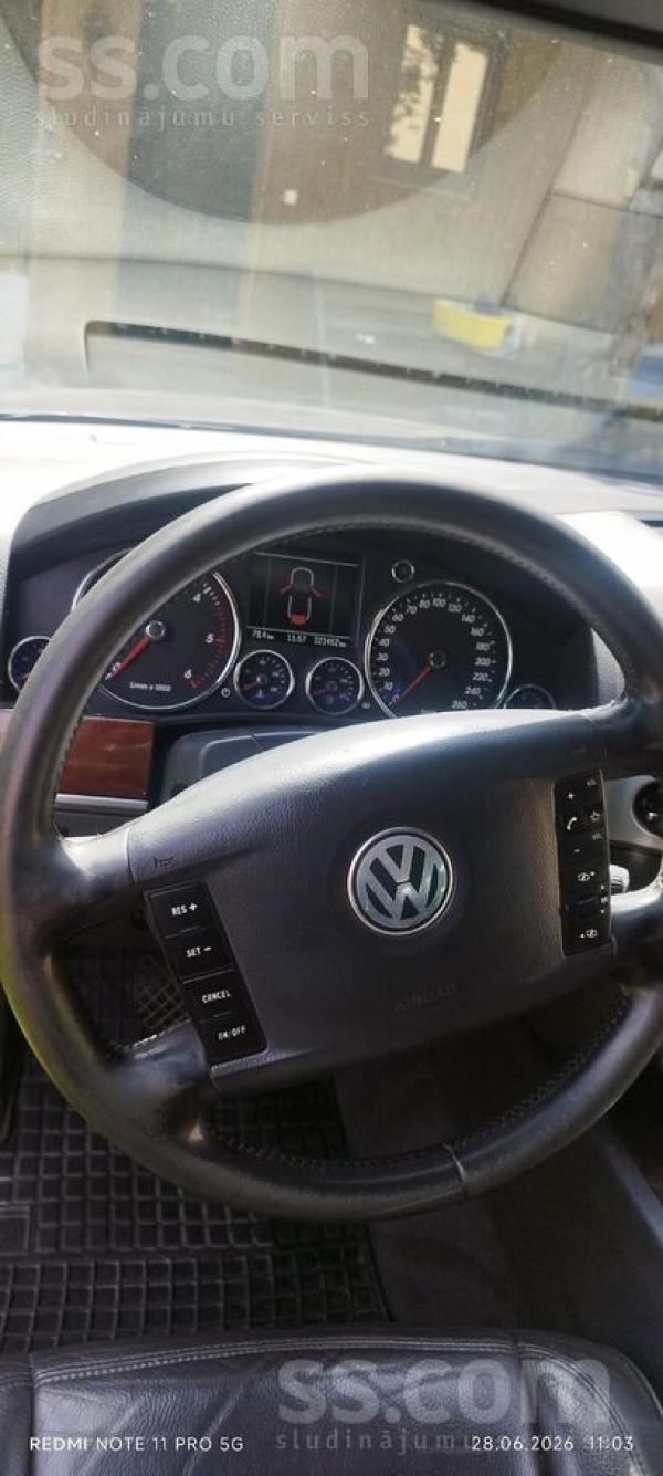 Black Volkswagen Touareg 2005 in Jelgava, with an engine capacity of 3.00 L and mileage of 323 thousand km for 3950 €, photo 6 on AUTOMOTO.COM.LV