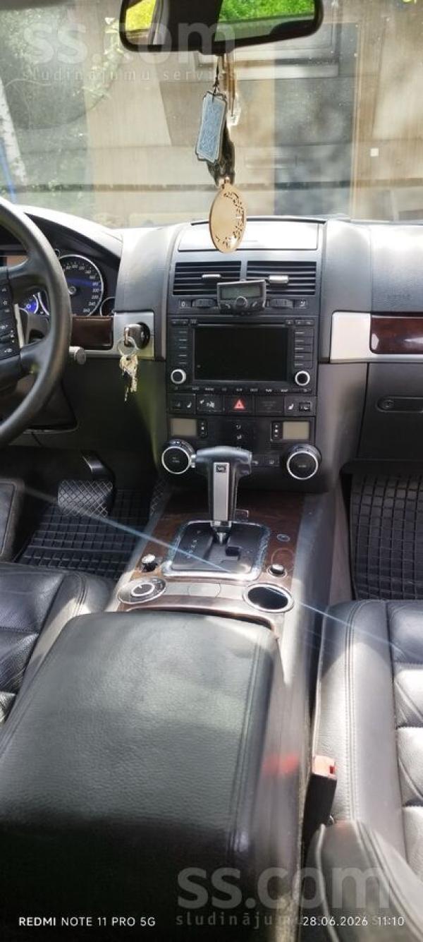 Black Volkswagen Touareg 2005 in Jelgava, with an engine capacity of 3.00 L and mileage of 323 thousand km for 3950 €, photo 7 on AUTOMOTO.COM.LV